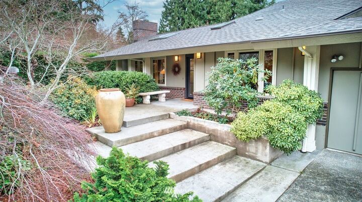 Home for sale in Mercer Island: 8413 SE 33rd Place, Mercer Island, WA 98040
