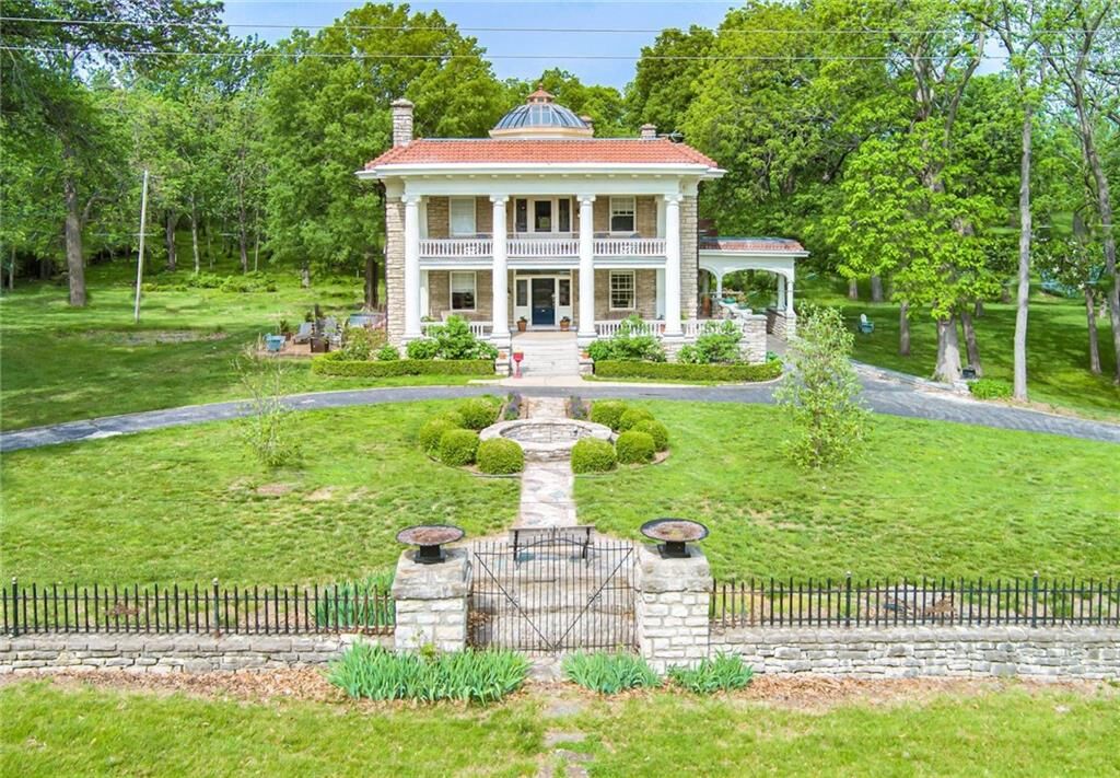 Home for sale in Kansas City: 6800 Elmwood Avenue, Kansas City, MO 64132